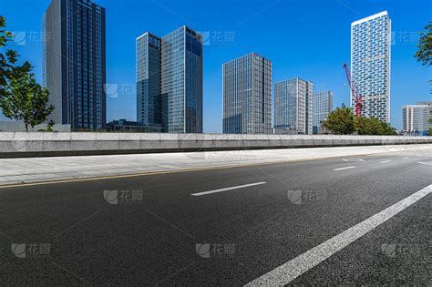 以城市景观为背景的城市空交通道路