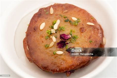 말푸아 푸아 또는 푸아라고도 하는 육즙이 많은 설탕 팬케이크 과자는 전통적인 인도 디저트 미타이 흠뻑 적시거나 덩크하거나 담그거나 설탕 시럽 Cheeni Ki Chasni에