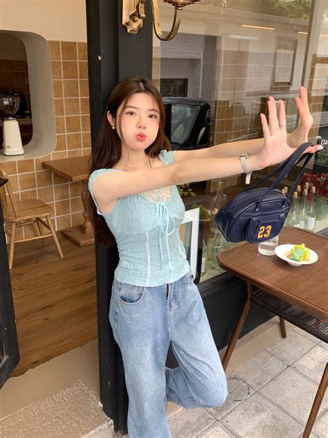 [ 5colors 레이스 민소매탑] 딥 스퀘어넥 슬리브리스 리본 솔리드 단색 슬립핏 타이트 착붙핏 숏 나시탑 화이트 블랙 핑크 여성스러운 청순 순백 코디템 시원한 하이틴