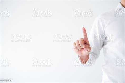 젊은 비즈니스 맨 가리키는 손가락 흰색 배경 화면에 감동 가리키기에 대한 스톡 사진 및 기타 이미지 가리키기 개념 거래자