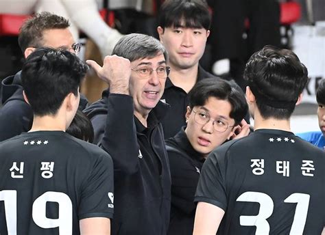 대세 따라 외국인 감독 선임했는데 7년 만의 ‘최저 성적 우리카드 V리그에 남긴 메시지 Ss포커스