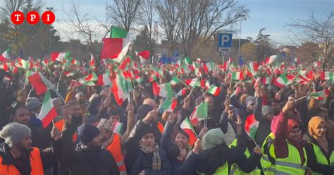 Monfalcone 8 000 In Corteo Col Tricolore Contro La Sindaca Anti Islam