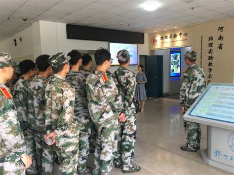 物理与电子工程学院组织2018级新生参观学院实验室