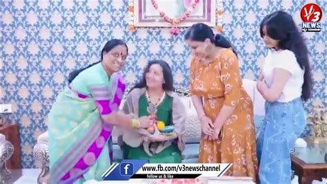ఎ పీ డీప్యుటీ సిఎం మాజీ సతీమణి రేణు దేశాయ్ కి తెలంగాణ మంత్రి సత్కారం