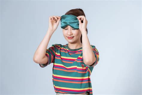 Chica Sonriente Con Máscara Que Duerme Con Los Ojos Cerrados Imagen De