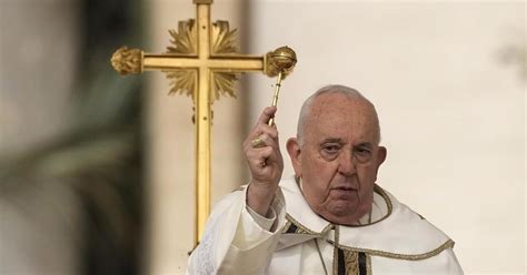 Pope Francis Overcomes Health Concerns To Preside Over Easter Mass And
