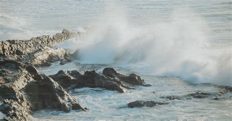 파도 위에서 서핑보드를 타는 사람 사진 Unsplash의 튀는 이미지