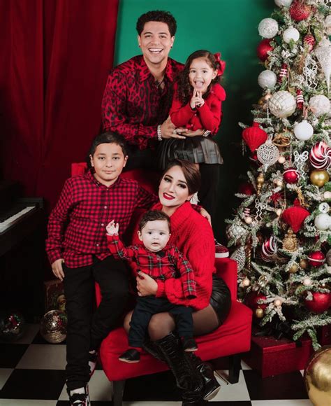 Edwin Caz Y Daisy Anahy Comparten Foto Navideña Con Su Tercer Hijo En