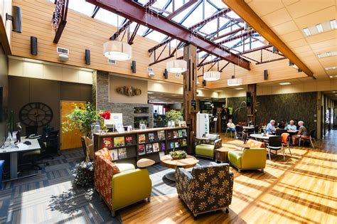 Halo Diary 우연히 커피 한잔 하러 스타벅스에 들어갔다가 한 할아버지를 만남 그는 사진작가에 에어캐나다에서 일하는 남자였음 덕분에 여행과 일을 동시에 할 수