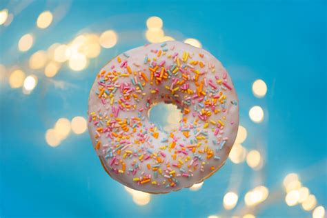 분홍색 도넛은 파란색 배경에 초점을 맞춘 조명에 대한 다채로운 뿌려 장식 플랫 레이 맨 위 보기 건강에 해로운 음식 0명에 대한 스톡 사진 및 기타 이미지 Istock