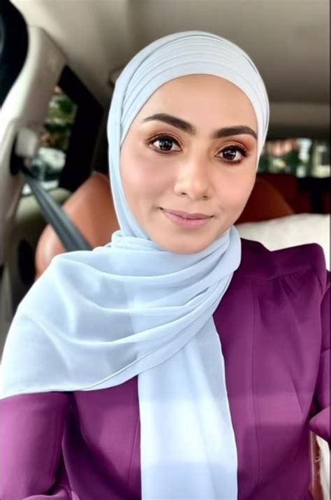 Mawar Fareeda Sara Plain Shawl With Inner Attached Womens Fashion Muslimah Fashion Hijabs On