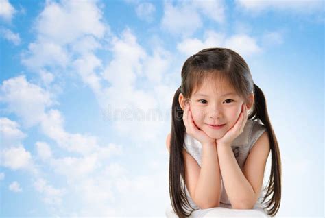 Junges Asiatisches Mädchen Mit Lächeln Auf Ihrem Gesicht Stockbild