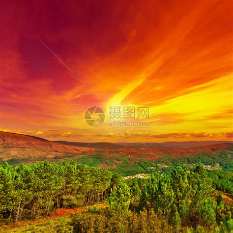 环绕葡萄牙森林和山丘的小型城镇高清图片下载 正版图片502649204 摄图网