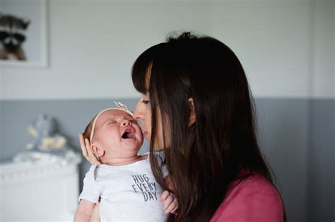 부모와 조부모와 귀여운 신생아 소녀 1개월에 대한 스톡 사진 및 기타 이미지 1개월 2명 30 34세 Istock