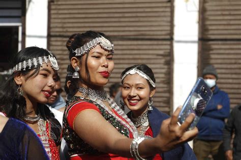 तस्वीरमा हेनुहाेस् थारू समुदायकाे माघी पर्व फाेटाे फिचर क्यापिटल