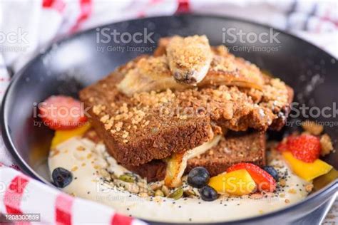 타히니 요거트 침대에 구운 바나나와 여름 과일을 곁들인 바나나 빵 2슬라이스 너트 로프에 대한 스톡 사진 및 기타 이미지
