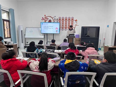 大学生志愿者春节接力保洁 守护社区洁净迎新春 大学生之声