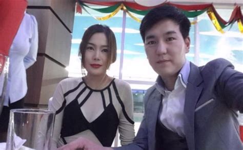 Жүжигчин хосууд нүцгэлэв