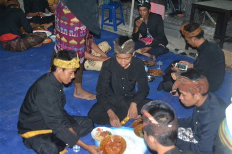 Lombok Mirah Sasak Adie Begibung Tradisi Suku Sasak