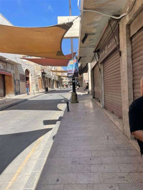 جو 24 مادبا المحال التجارية في الشارع السياحي تضرب عن العمل احتجاجا