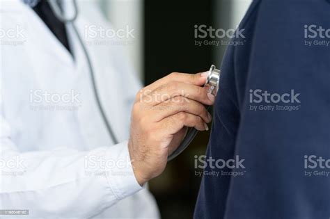 환자의 심장 박동을 검사 청진기를 들고 의사의 닫습니다 2명에 대한 스톡 사진 및 기타 이미지 2명 건강 진단 건강관리와