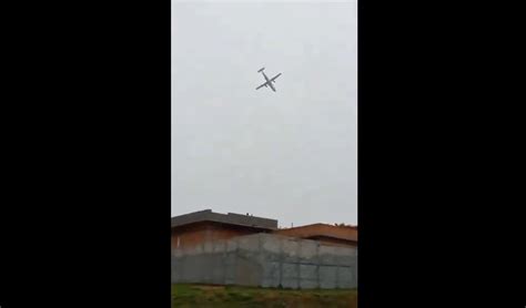 Vídeo avião 61 pessoas a bordo cai no estado de São Paulo Não há