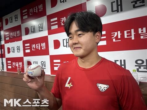 “감독님께서 선물을 주셨다” 입대 전 마지막 등판서 데뷔 첫 승이라니21세 5r 좌완의 잊지 못할 하루 기분 좋게 논산으로