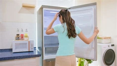 Wie den Kühlschrank Ablauf reinigen Befreien Sie das Abflussloch vom