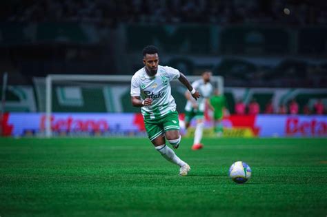Raphael Veiga Completa 300 Jogos Pelo Palmeiras E Recebe Carinho De