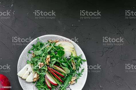 식탁에 접시에 아루굴라 양파 견과류를 곁들인 신선한 사과 채식 샐러드 건강관리와 의술에 대한 스톡 사진 및 기타 이미지 건강관리와 의술 건강한 생활방식 건강한 식생활