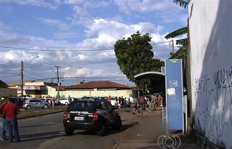G1 Adolescente de 14 anos é morta a tiros em ponto de ônibus em