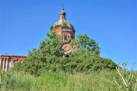 Iglesia Ortodoxa Abandonada De Ladrillo Antiguo Iglesia Abandonada En
