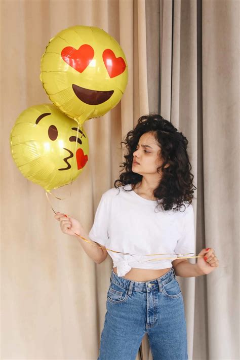 21 Top Emojis Guys Use To Flirt Plus What They Mean