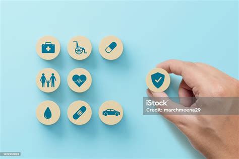 파란색 배경에 아이콘 의료 의료 나무 블록을 배열하는 손 건강 개념을위한 생명 보험 계획에 대한 스톡 사진 및 기타 이미지