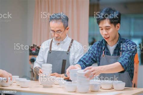 3 전문 아시아 중국 바리스타 커피 컵 을 준비 하 고 맛 맛 에 대 한 세라믹 커피 컵 노인에 대한 스톡 사진 및 기타 이미지