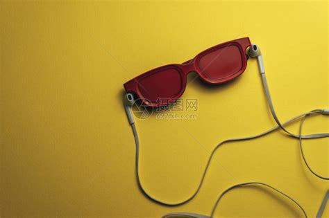 红色玻璃黑色磁带胶和白色耳机在美丽的黄色背景上高清图片下载 正版图片506021875 摄图网