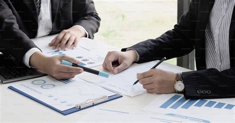 사무실 회의실에서 함께 일하는 비즈니스 프로젝트 팀 성숙한 사업가는 젊은 동료와 정보를 논의합니다 사진 Unsplash의 프로젝트 계획 수립 이미지