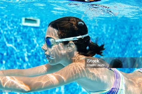 수영장에서 수영 하는 아이 행복 한 활동적인 십 대 소녀 다이빙 및 수 중에서 재미 아이 피트 니스 및 리조트 가족 휴가에 스포츠 수중에 대한 스톡 사진 및 기타 이미지