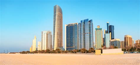 아랍 에미리트 아부 다비 해변 위로 우뚝 솟은 현대적인 고층 빌딩의 탁 트인 전망은 도시와 자연의 아름다움을 강조합니다 0명에 대한 스톡 사진 및 기타 이미지 Istock