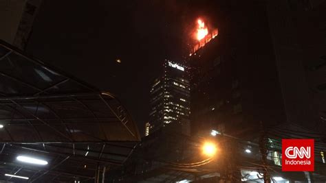 Kebakaran Wisma Kosgoro Jadi Tontonan