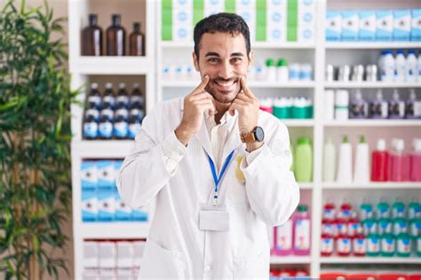 Hispano Apuesto Trabajando En Farmacia Sonriendo Con Los Dedos De La