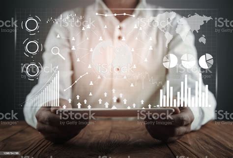 남자 지주 디지털 타블렛입니다 금융 통계 비즈니스 그래프 소셜 네트워크와 연결 미래 및 금융 개념 개념에 대한 스톡 사진 및