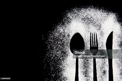 검은 배경에 흰 밀가루로 그린 포크 스푼과 나이프의 실루엣 개념에 대한 스톡 사진 및 기타 이미지 개념 검은색 밀가루