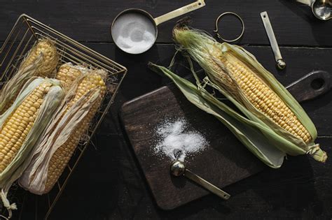 어두운 나무 배경 절단 보드와 소금에 잘 익은 옥수수의 곡물 여름 채식주의 저녁 식사 또는 간식입니다 평면 위치 평면도 0명에