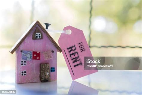 수수료 개념의 임대 모기지 미니어처 주택 태그 종이 임대와 Diy 핑크 모델 드리프트 우드는 주택 소유자 부동산 투자 아이디어가없는 사람들을위한 임대 주택의 요구를