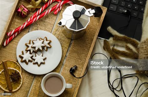 아늑한 크리스마스는 집 침대 한 잔의 커피와 쿠키 노트북 옆에 크리스마스 아침 크리스마스에 대한 스톡 사진 및 기타 이미지 크리스마스 헤드폰 0명 Istock