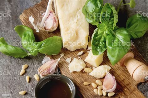 이탈리아 파 르 마 치즈 나이프 신선한 녹색 바 질 올리브 오일 잣 마늘과 재료는 파스타에 대 한입니다 어두운 나무 배경 0명에 대한 스톡 사진 및 기타 이미지 Istock
