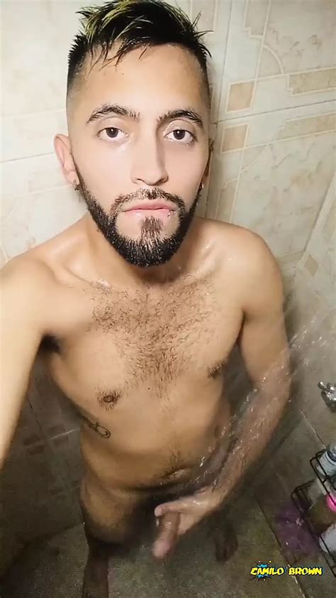 Красивий латиноамериканець смикає свій великий необрізаний член в душі поки він не кінчить і не