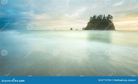 Vista Escénica De La Pila Del Mar En La Segunda Playa Cuando Puesta Del