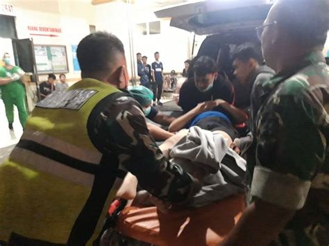 Anggota TNI AD Evakuasi Korban Insiden Kanjuruhan